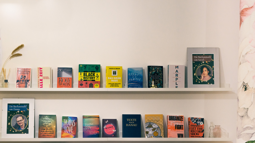 Bookwall im Dezember mit der Auswahl von Sarah und Danny - kohsie.de